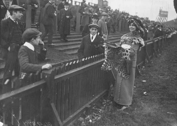 ENGLISH ACTRESS MISS Dora Barton Selling Programmes Fulham 1912 Old ...
