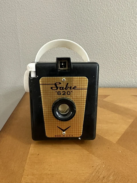 VINTAGE 1950S SABRE 620 CAMERA. Shutter Clicks. Still Has Film Inside ...