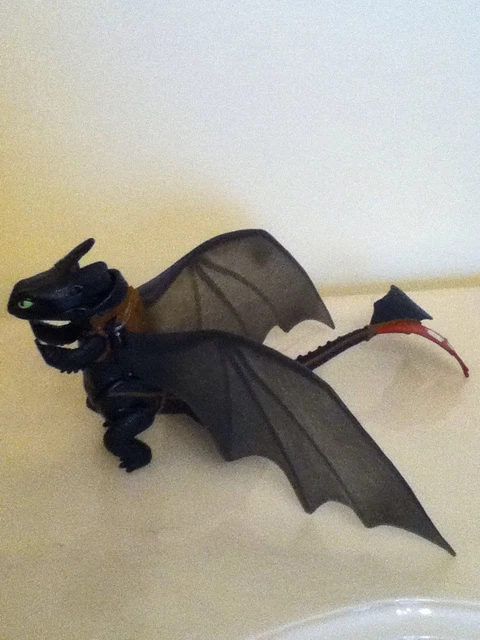 HOW TO TRAIN Your Dragon TOOTHLESS NIGHT FURY Action Figure LUNGE ...
