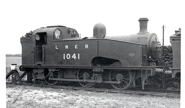 LNER CLASS J50 0-6-0T No 1041 (8960) at UNKNOWN MPD R/PHOTO £1.00 ...