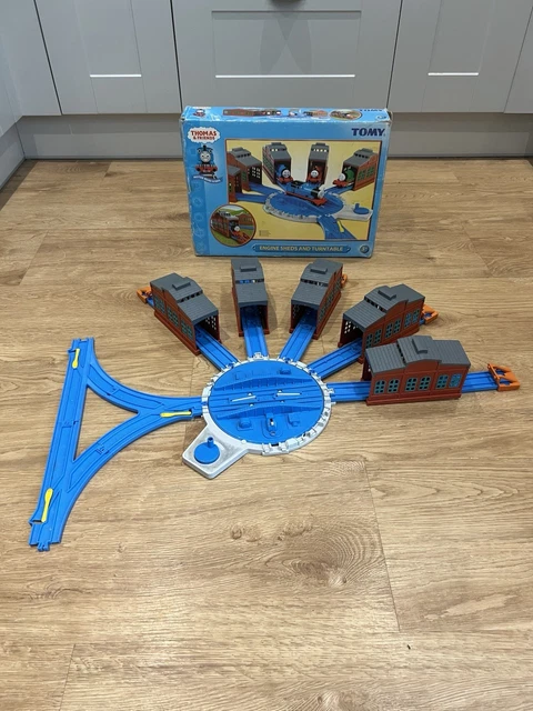 THOMAS THE TANK Engine Trackmaster Tomy Turntable And Engine Sheds ...
