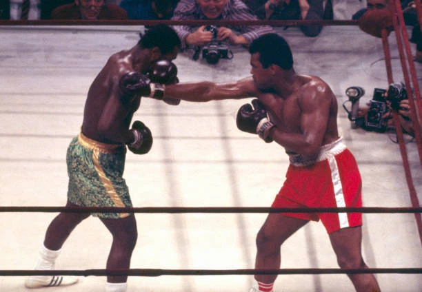 MUHAMMAD ALI WORLD Heavyweight title fight against Joe Frazier at M ...