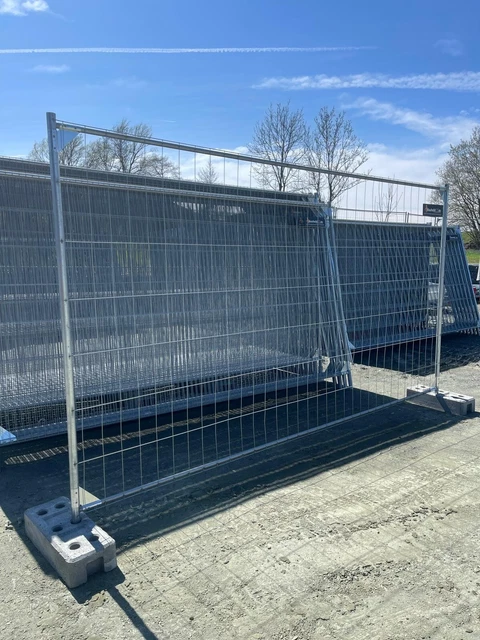 BAUZAUN MIT VERSTÄRKTEN Ecken Standard Paket 40 Stück Inkl. Zubehör - BauHeld24 EUR 2.380,00 ...