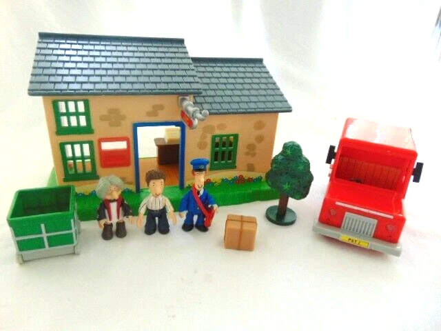 POSTMAN PAT, BEN Taylor And Mrs Goggins With Greendale Post Office ...