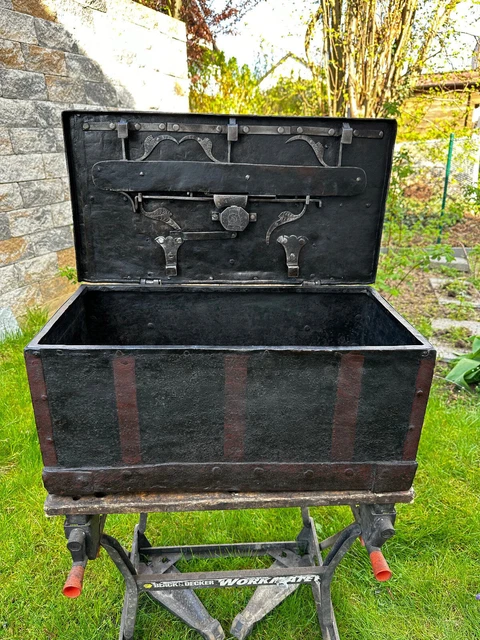 ANCIENNE CASSETTE EN fer, caisse de guerre coffre de soldat coffre en fer coffre-fort château ...