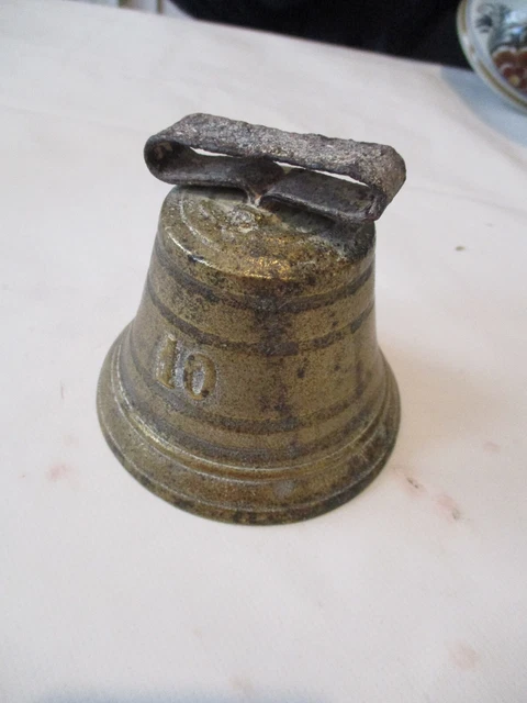 ANCIENNE CLOCHE CLOCHETTE en laiton? bronze? hauteur 8 cm largeur 9 cm ...