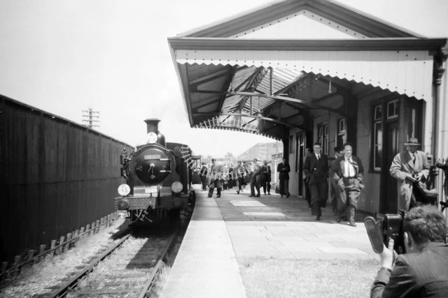 PHOTO BR BRITISH Railways Station Scene - MELCOMBE REGIS 1950s £1.99 ...