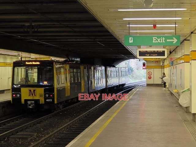 PHOTO METRO Train 4072 At Four Lane Ends Metro Station £1.85 - PicClick UK