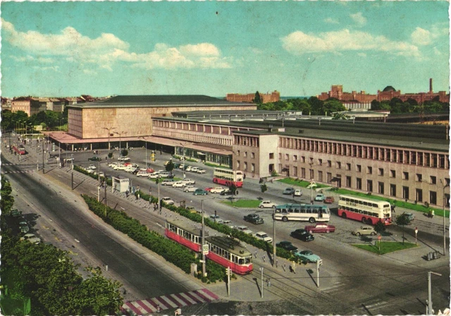 AUTOS, BUSSE UND Seilbahn am Wiener Südbahnhof, Wien, Österreich ...