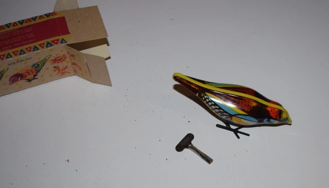 VINTAGE WIND-UP TIN Pecking Finch Type Bird w Key & Box Made In Belarus ...