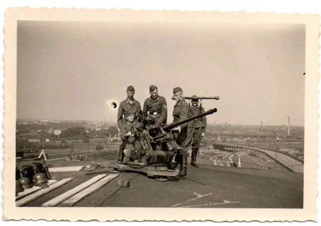 DEUTSCHES FOTO PORTRAIT WEHRMACHT WW2 - Flak 2c mit Kanonieren EUR 3,50 ...
