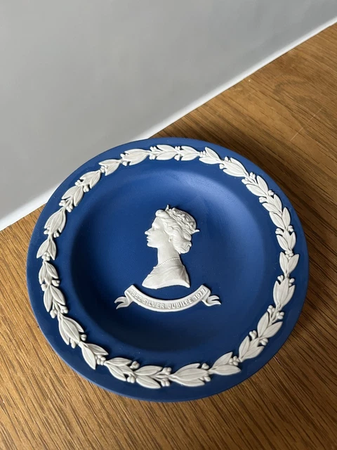 WEDGWOOD JASPERWARE SILVER Jubilee collectors plate 1977 £10.00 - PicClick UK