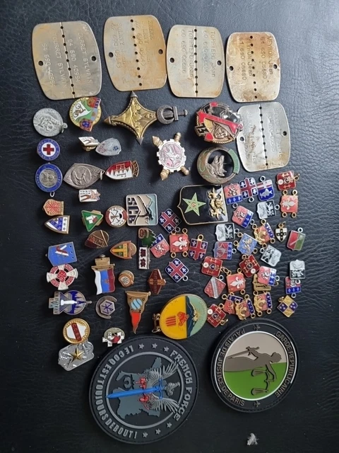 LOT MILITARIA DONT insignes Militaire WW2 Indochine. AFN. Ski Augis. gendarmerie EUR 100,00 ...