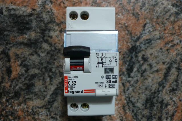 DISJONCTEUR DIFFERENTIEL 32A 30mA TYPE A, HPI. LEGRAND 32 AMPERES PC.6KA. EUR 79,00 - PicClick IT