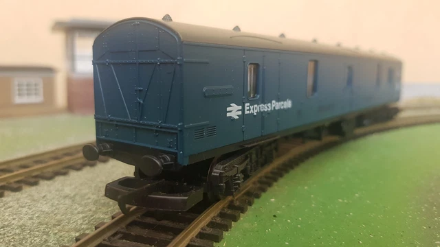 LIMA OO GAUGE L305656 BR Mk1 57' GUV, M86117, Express Parcels blue ...