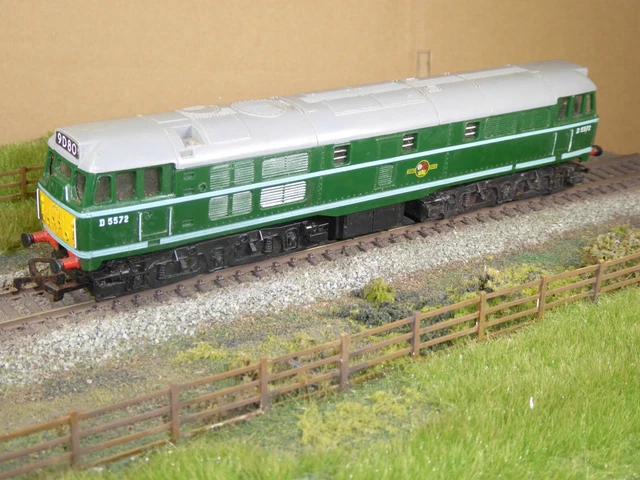 TRIANG 00 GAUGE BR Class 31 Diesel Locomotive no D5572 in BR Green ...