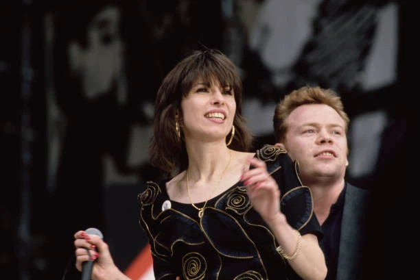 CHRISSIE HYNDE BRITISH singer songwriter Ali Campbell perform at t- Old ...