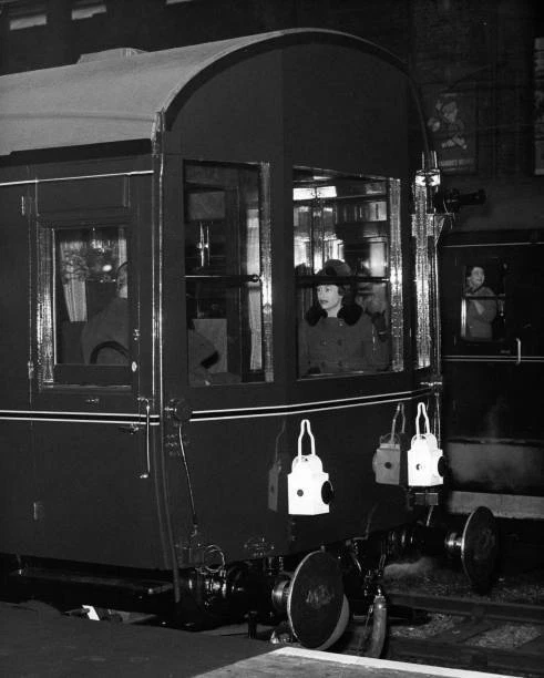 ROYALTY - QUEEN Elizabeth II - Liverpool Street Station 1962 OLD PHOTO ...