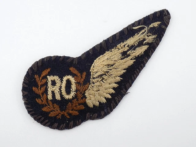 VINTAGE WWII BRITISH RAF Radio/Radar Operator Padded Brevet Badge £71. ...