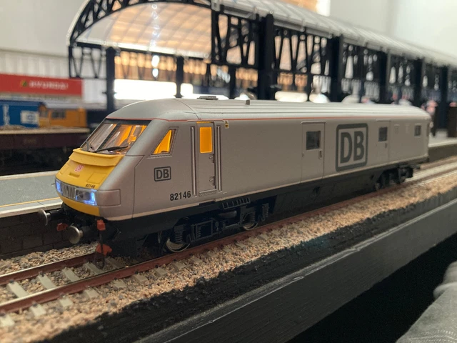 HORNBY R4655 DB Schenker MK3 DVT '82146' (OO Gauge) CAB LIGHT, DCC ...