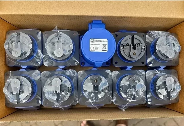 MK K9433BLU SKT PAN STR 32A 3 Pin 250v Ceeform Panel Socket. JOB LOTS ...