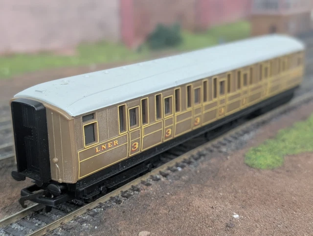 HORNBY R1039-22356 GRESLEY composite in LNER teak 22356 - split from ...