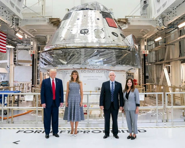 DONALD TRUMP & MELANIA w/ VICE PRESIDENT MIKE PENCE @ KSC - 8X10 PHOTO ...