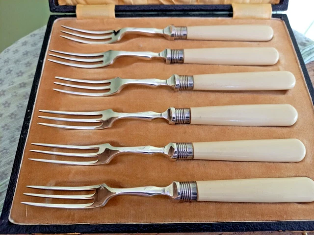 VINTAGE BOXED SET of Six Small Silver Plate Forks with Cream Handles £ ...