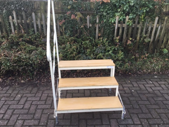 CARAVAN STEPS - Metal Static Caravan Steps With Removable Hand Rail £ ...