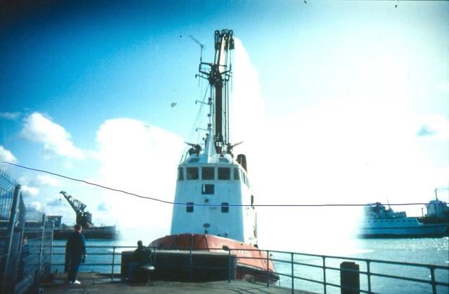 ORIGINAL SHIP COLOUR Slide Of A Red Funnel Tug With Spray 'Vecta ...