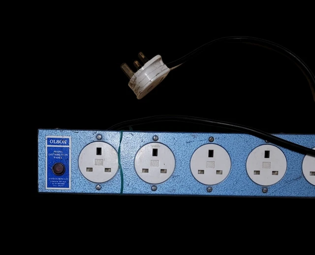 OLSON MAINS DISTRIBUTION Panel 8 Socket 8 Gang Extension Lead £40.00 ...