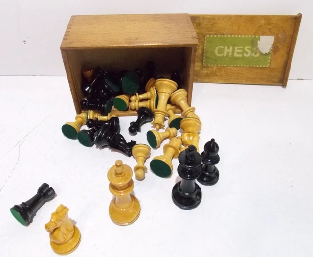 LARGE VINTAGE CHESS set pieces boxwood in wooden box king 3 1/4" tall ...