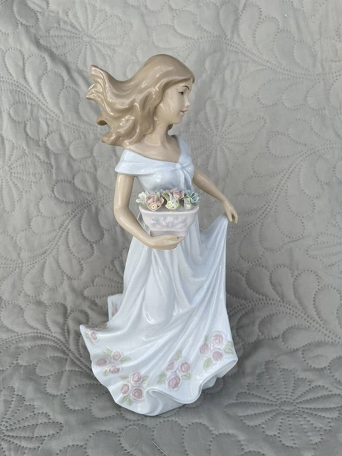 THE LEONARDO COLLECTION figurine, Lady With Flowers £83.88 - PicClick UK