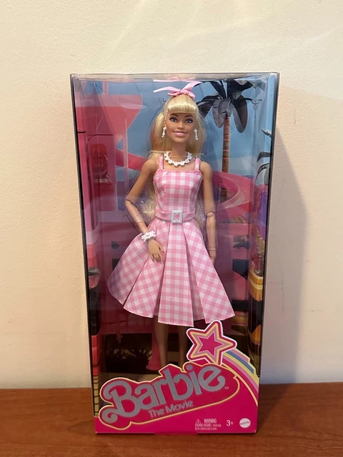 POUPÉE BARBIE THE Movie Margot Robbie avec robe Gingham rose et blanc et chaîne marguerite EUR ...