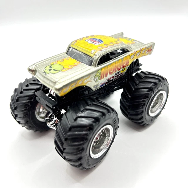 MONSTER JAM AVENGER Monster Truck 1:64 Green Lucas Garner's Towing Hot ...