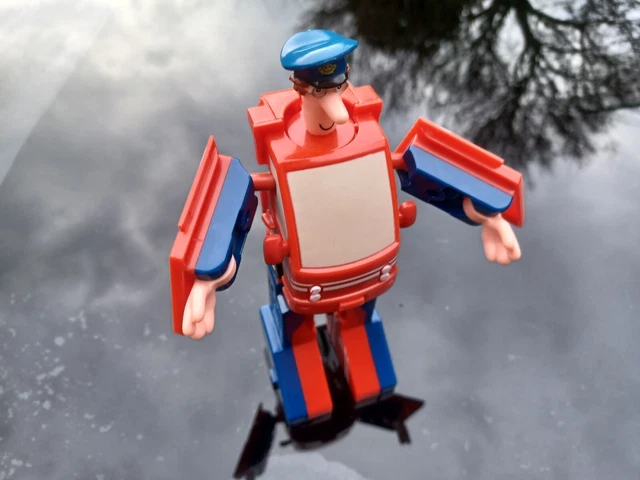 POSTMAN PAT TRANSFORMER delivery van action figure 2008 £9.95 - PicClick UK