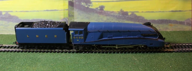 HORNBY LNER CLASS A4 Sir Nigel Gresley Loco & Tender 4498. Needs ...