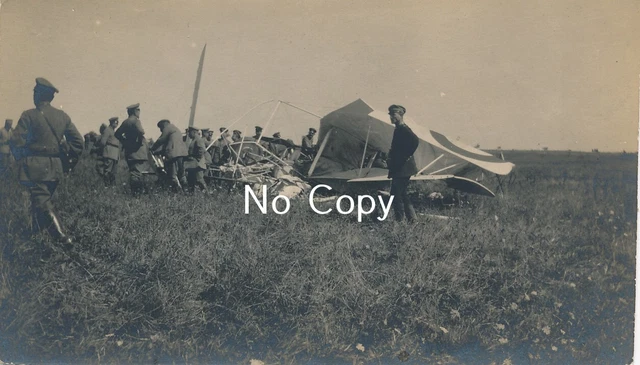FOTO WK1 FLUGZEUG Wrack in Frankreich wird begutachtet von Soldaten ...