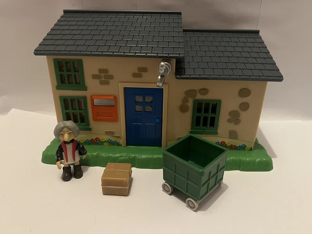 POSTMAN PAT GREENDALE Post Office House Playset with Mrs Goggins Toy ...