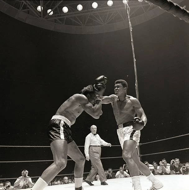 WORLD HEAVYWEIGHT TITLE, Muhammad Ali in action, throwing punch vs ...