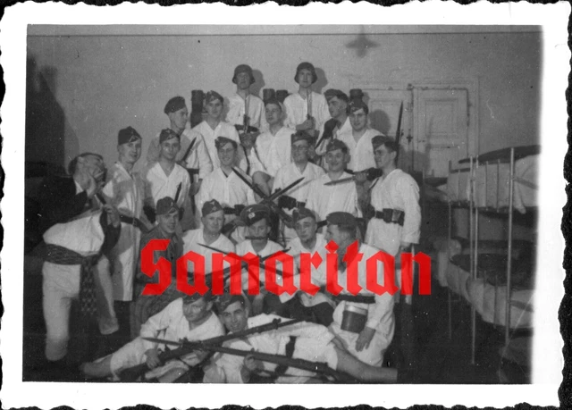 I11/36 WW2 ORIGINAL Photo Of German Wehrmacht Soldiers Having Fun £4.79 ...