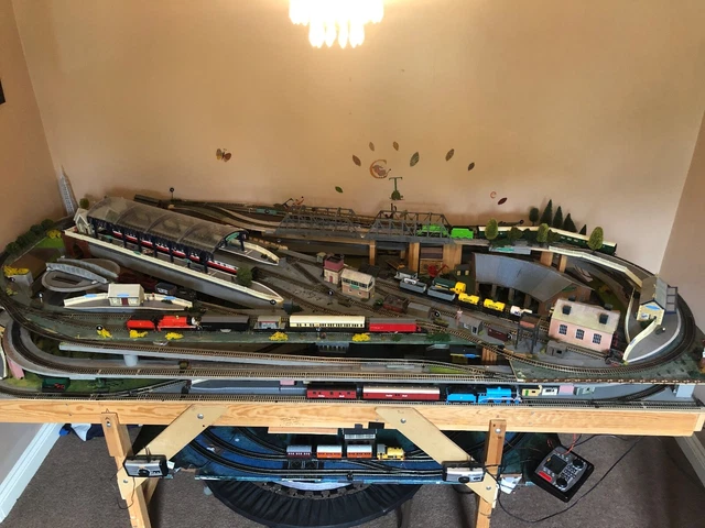 00 GAUGE MODEL Railway Layout Dcc controller Hornby 8ft x 4ft train set ...