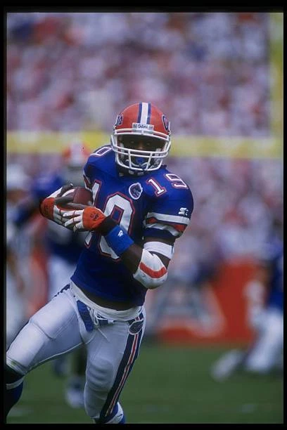 WIDE RECEIVER IKE Hilliard Florida Gators runs with the ball du- 1996 ...
