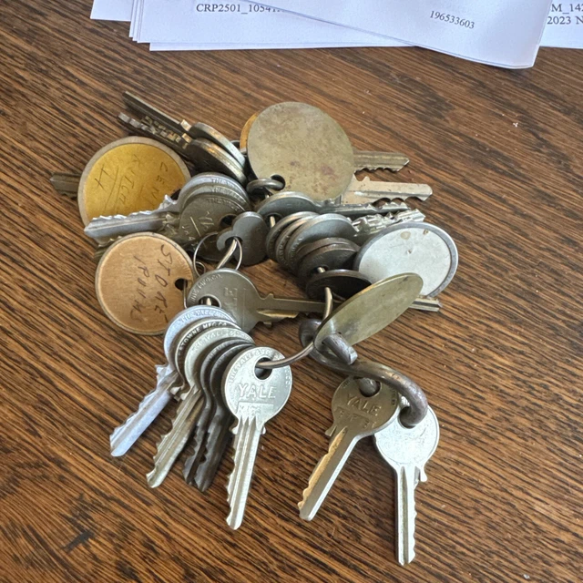 LOT OF 30 + Antique Vintage Mixed Yale Lock Company Keys Ring $69.00 ...