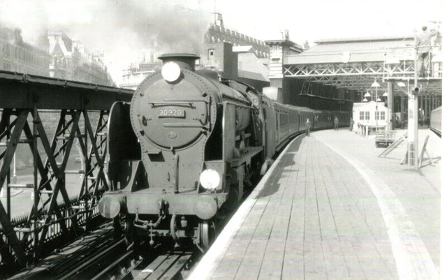 PHOTO EX-SR SCHOOLS Class 4-4-0 No 30920 Rugby at Charing Cross 1957 £1 ...