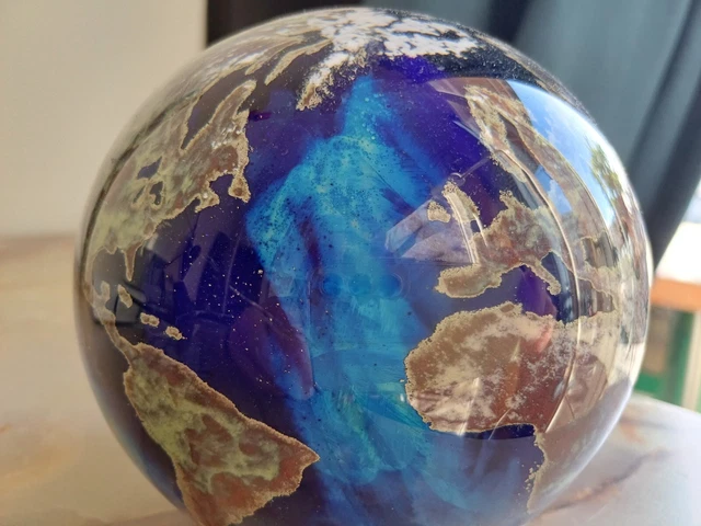 JAMES LUNDBERG STUDIOS Art Globe World Paperweight 1998 signé 4-1/4 ...