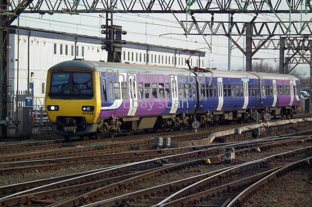 CLASS 323 323225, 3 car EMU, in debranded old Northern at Manchester ...
