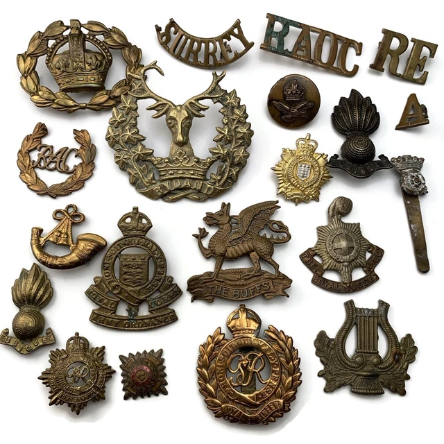 ORIGINAL WW1 WW2 British Army Cap, Collar Badges Shoulder Titles Group ...