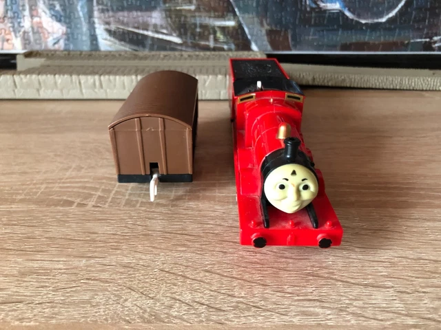 THOMAS & FRIENDS Tomy Trackmaster James with freight Car EUR 15,00 ...