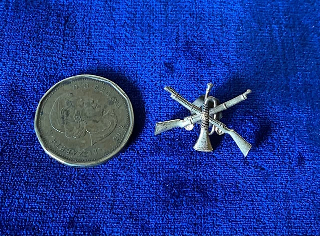 MILITARY WW1 HAT Badge Crossed Rifles with Trumpet or Bugle $15.00 ...